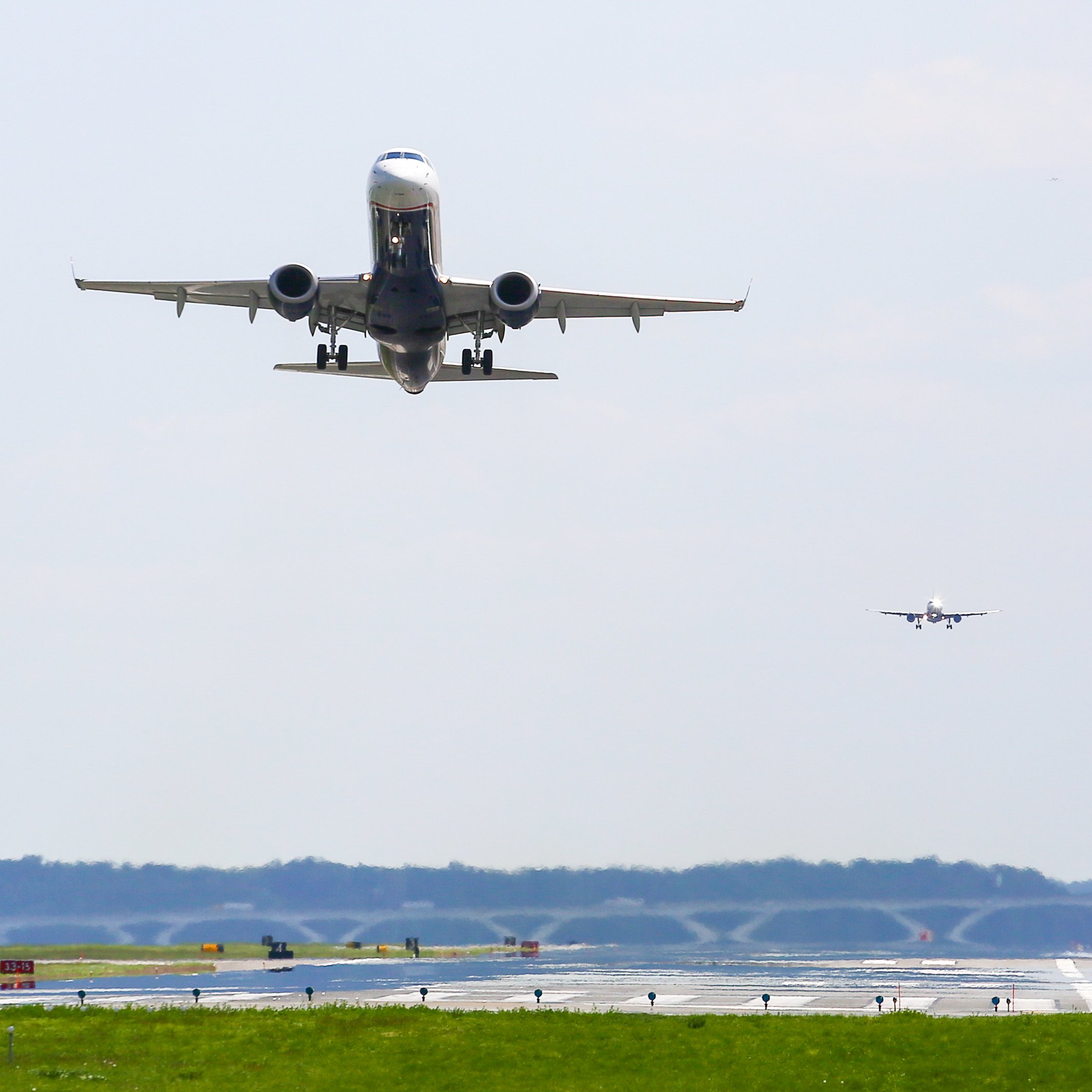 6 Best Places To Watch Planes Take Off And Land In The U.S.