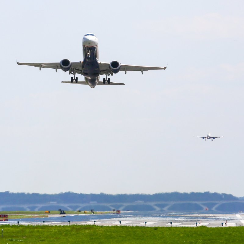 6 Best Places To Watch Planes Take Off And Land In The U.S.
