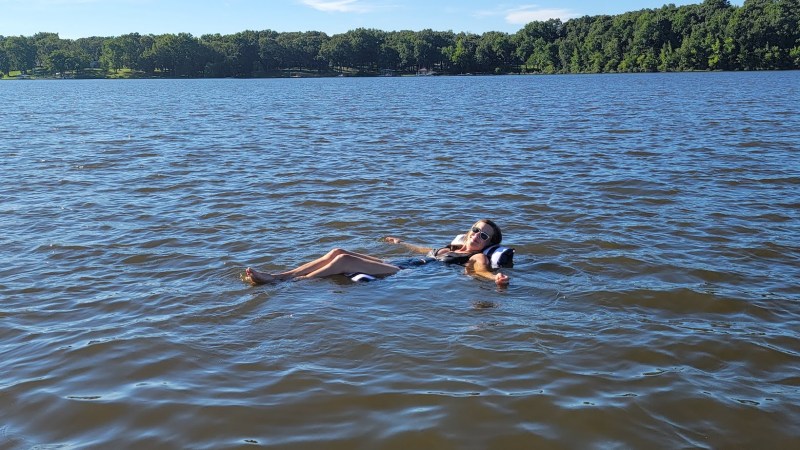 The Dangerously Comfortable $13 Pool Float You Never Have To Worry ...