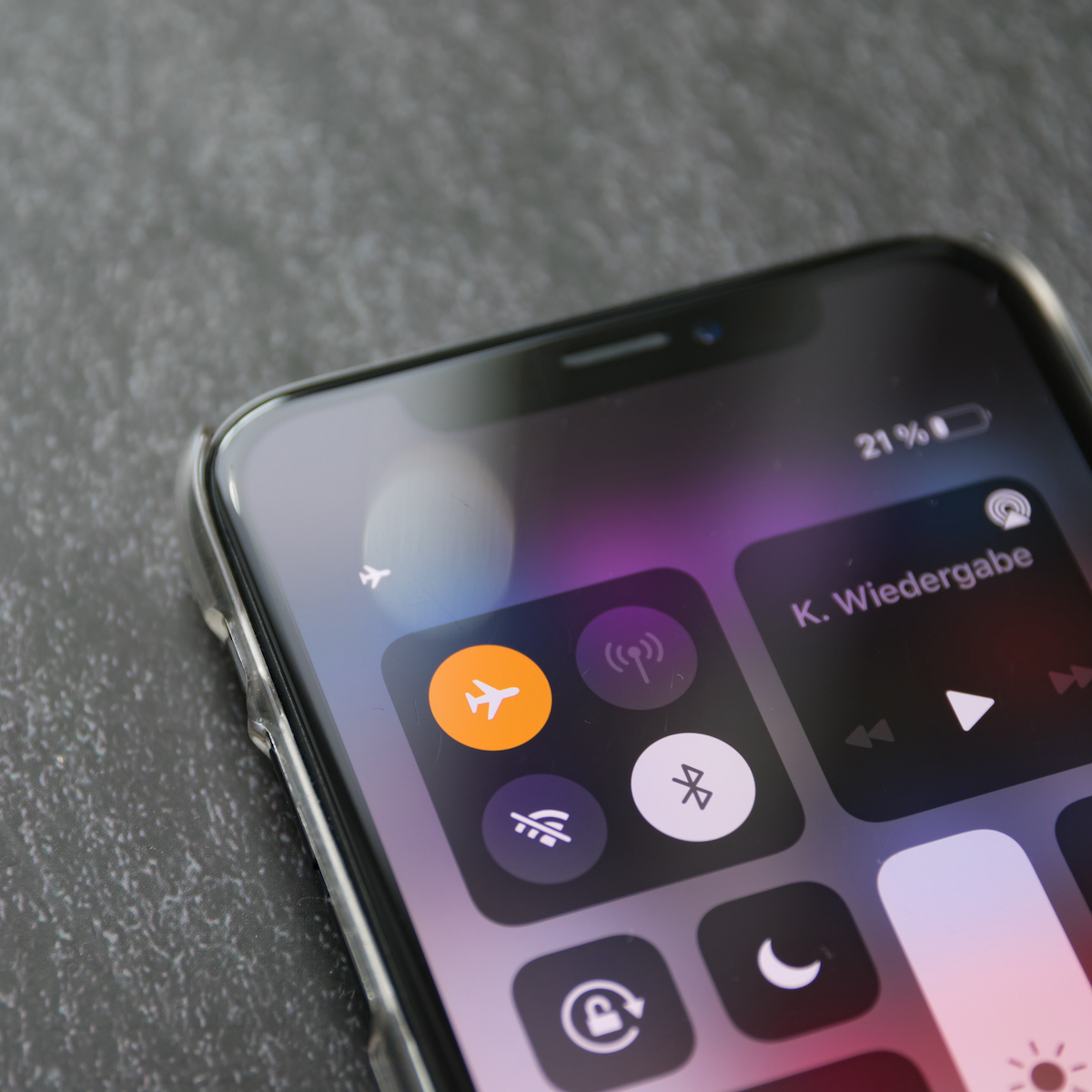 A Pilot Shares 2 Important Reasons To Put Your Phone In Airplane Mode ...