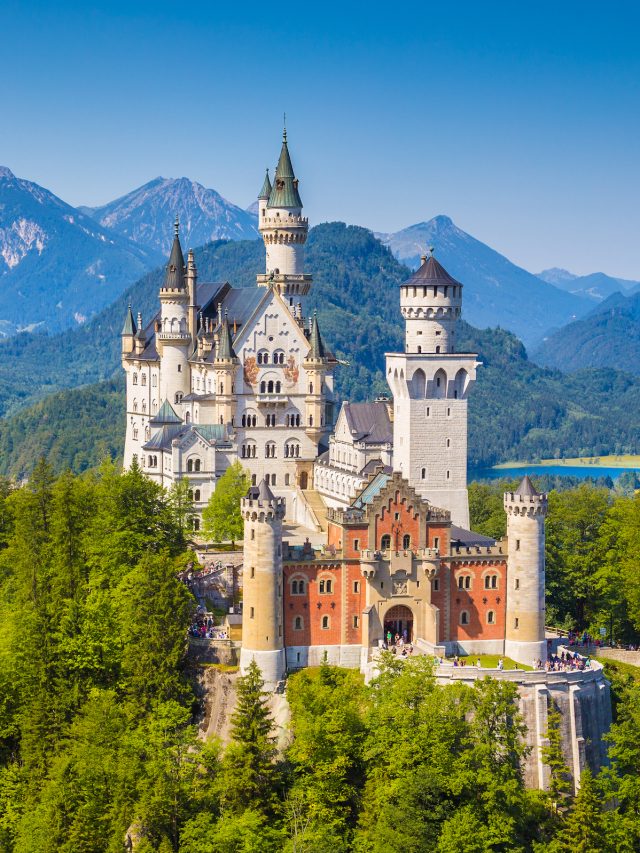 15 Iconic Landmarks Around the World | TravelAwaits