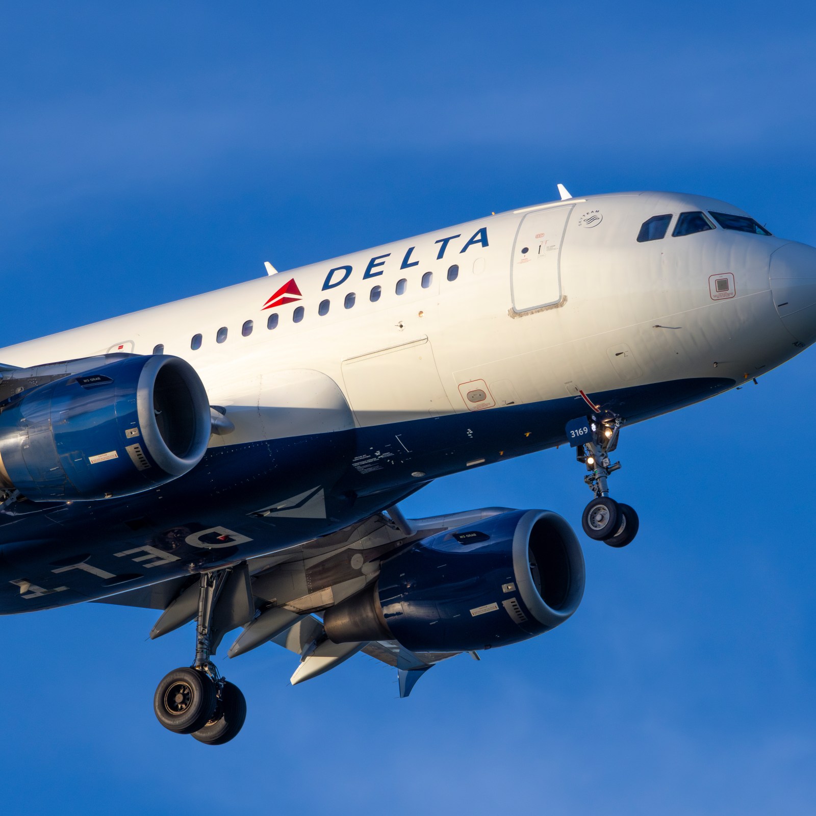 3 Reasons I Pay More to Fly With Legacy Airlines on International Trips ...