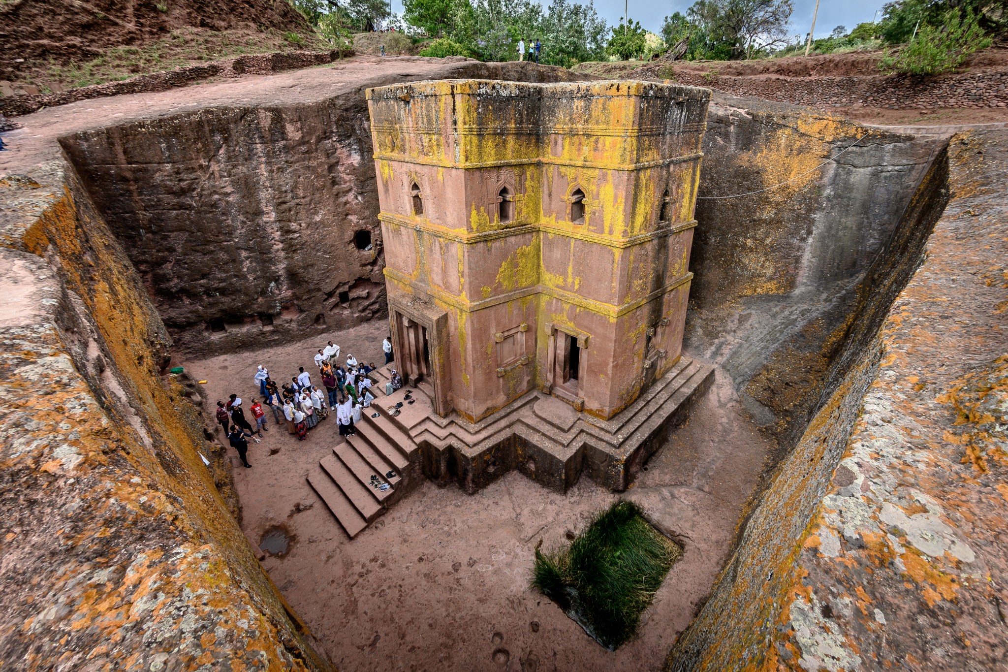 3 of the World’s Most Stunning Structures That Are Carved from Rock ...