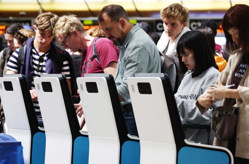 Booking Labor Day Flights? TSA Data on Best & Worst Days to Fly ...