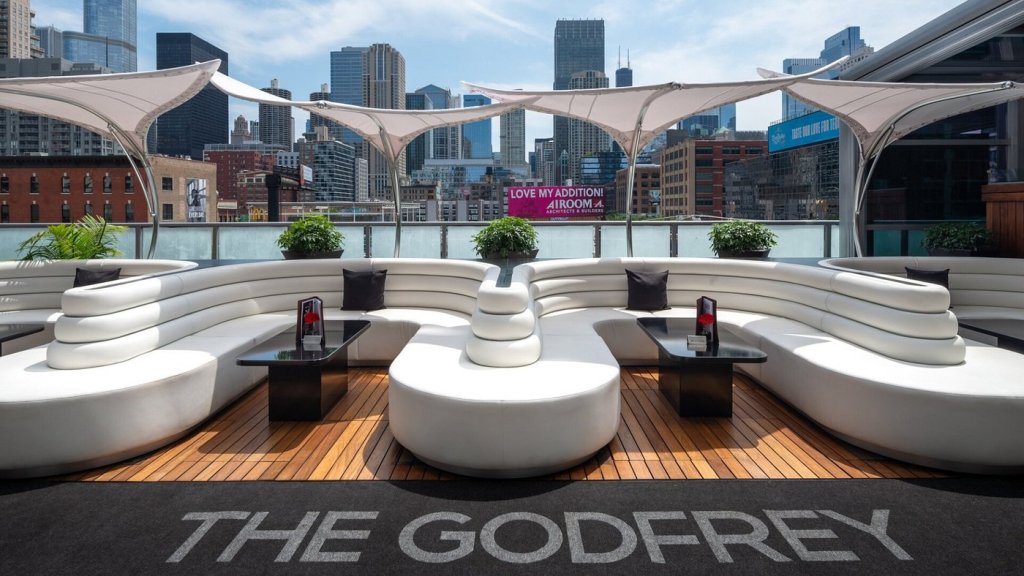 10 Tallest Rooftop Bars in Chicago | TravelAwaits