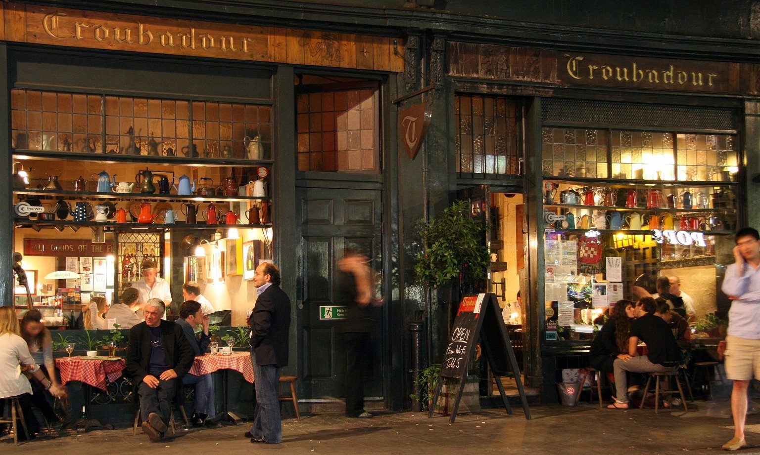 8 Famous London Pubs with Live Music | TravelAwaits