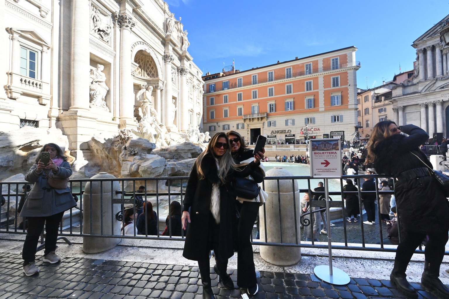 Trevi Fountain Now Comes with a €2 Entry Fee for Non-Residents ...